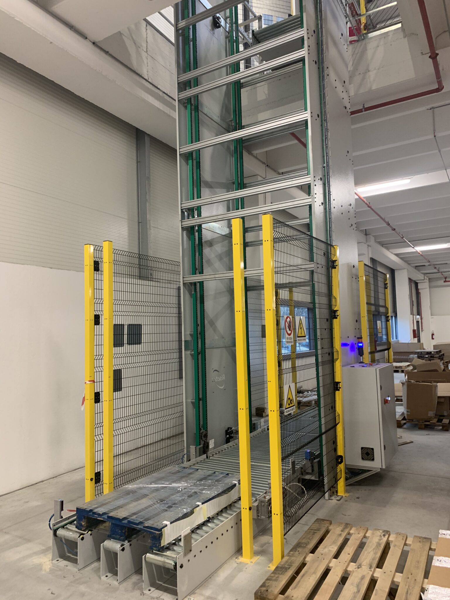 Vertical Conveyors: for boxes and pallest | Risetec